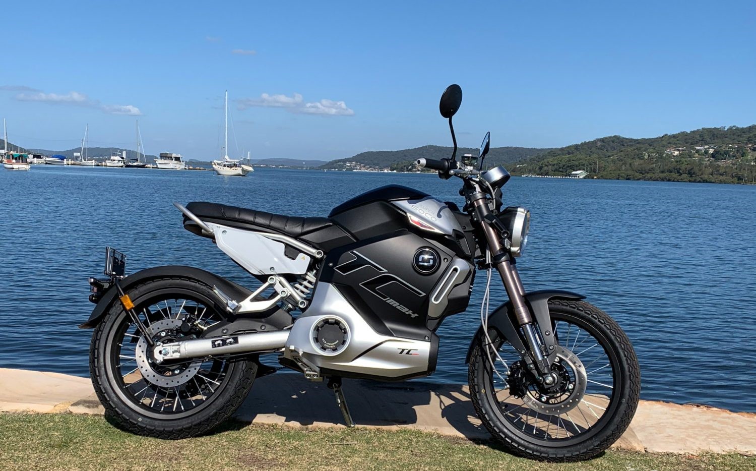 نقد و بررسی موتورسیکلت برقی Super Soco TCmax - موتورنامه